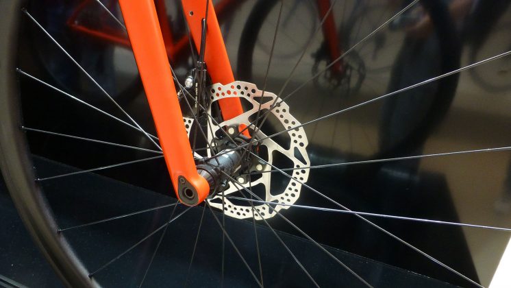 Attention en traversant ... il ne faut pas se tromper d'axe ! - Bike Café