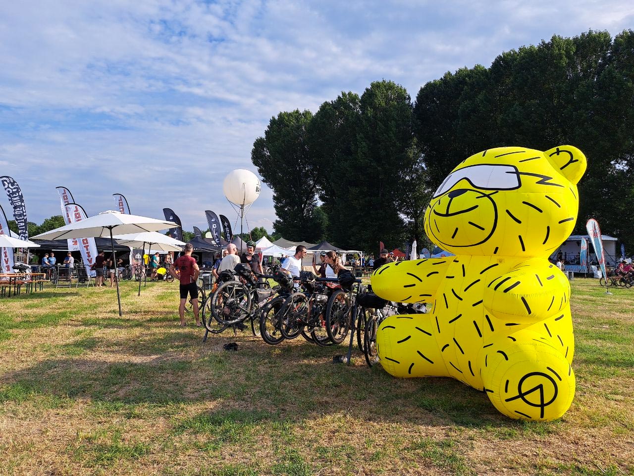 BAM : l'explosion joyeuse du voyage à vélo. - Bike Café