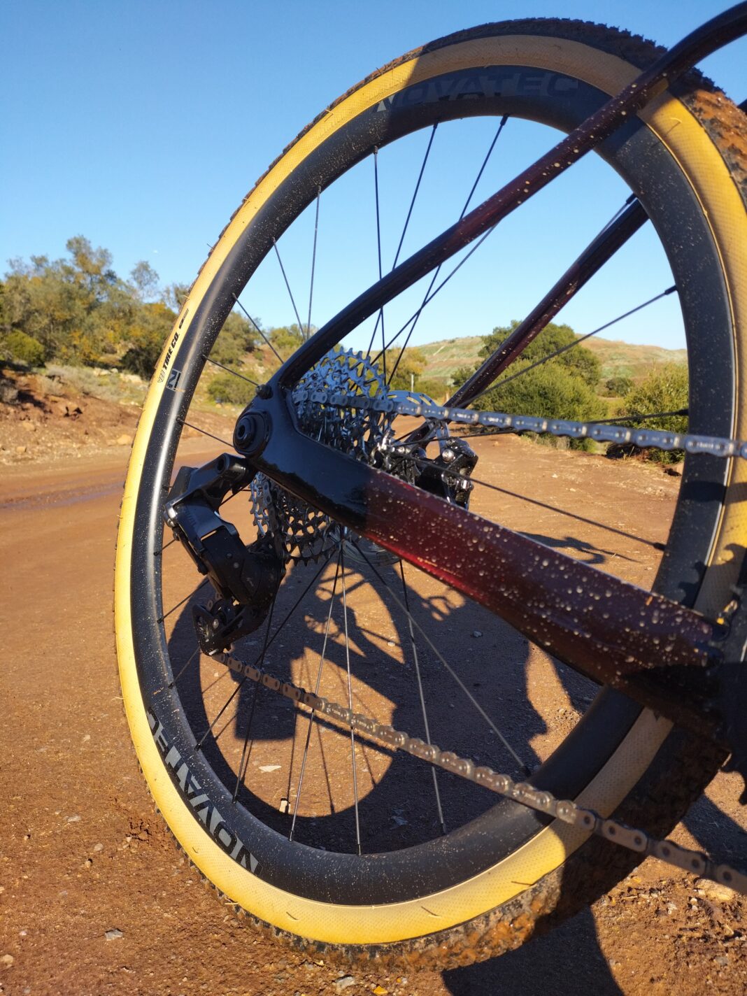 Polygon Tambora G8X : un Gravel taillé Off-Road - Bike Café