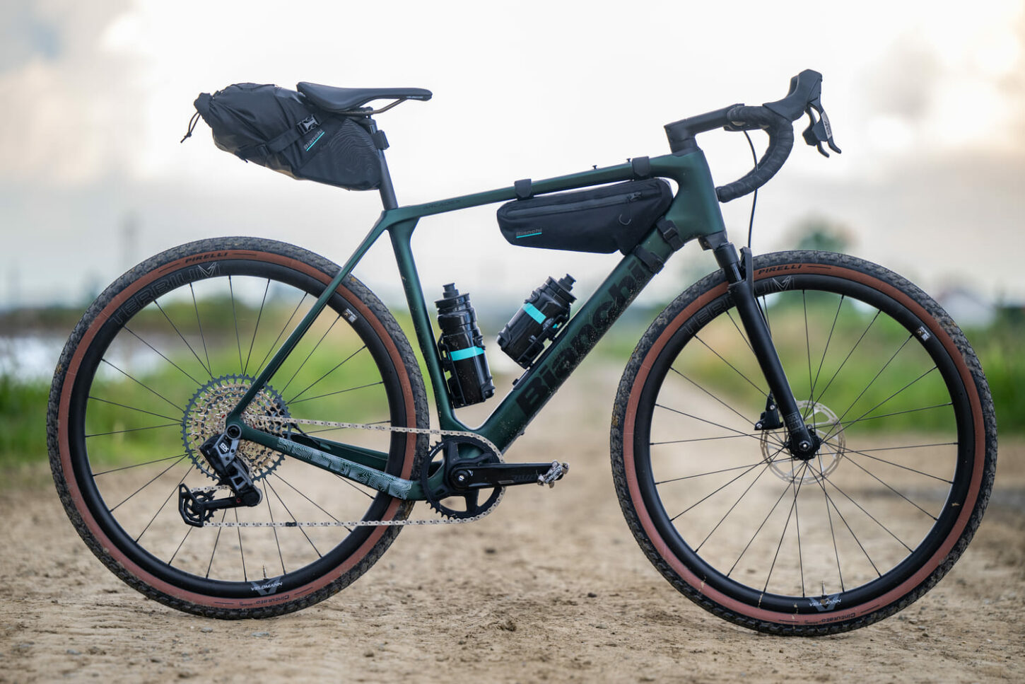 Bianchi Arcadex : le nouveau gravel taillé pour l'aventure et le bikepacking - Bike Café